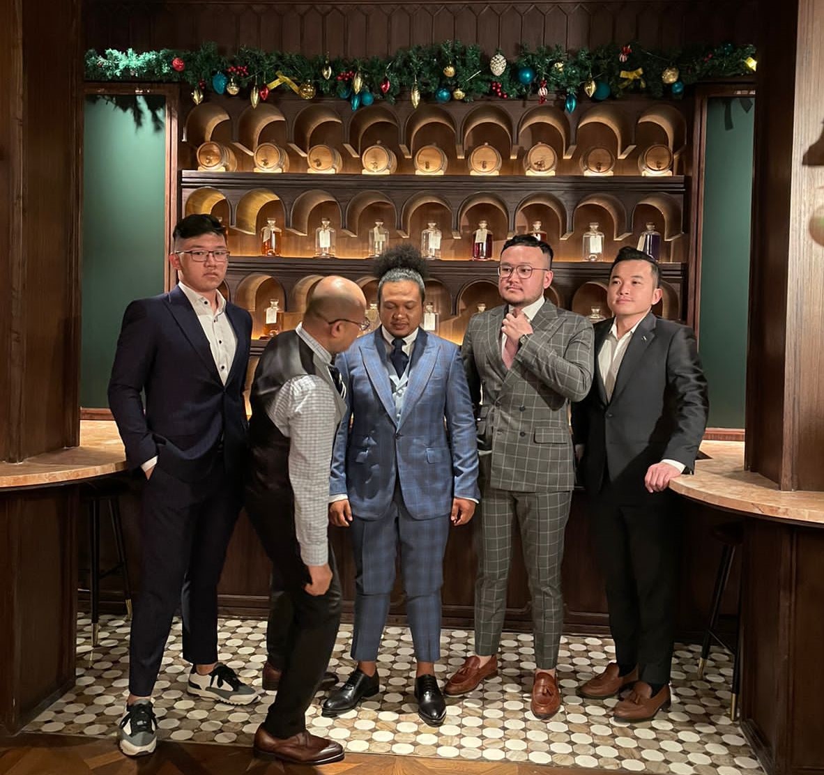 Wang Hang Tailor rancang 5 setelan jas untuk 20th Century Studios film ...