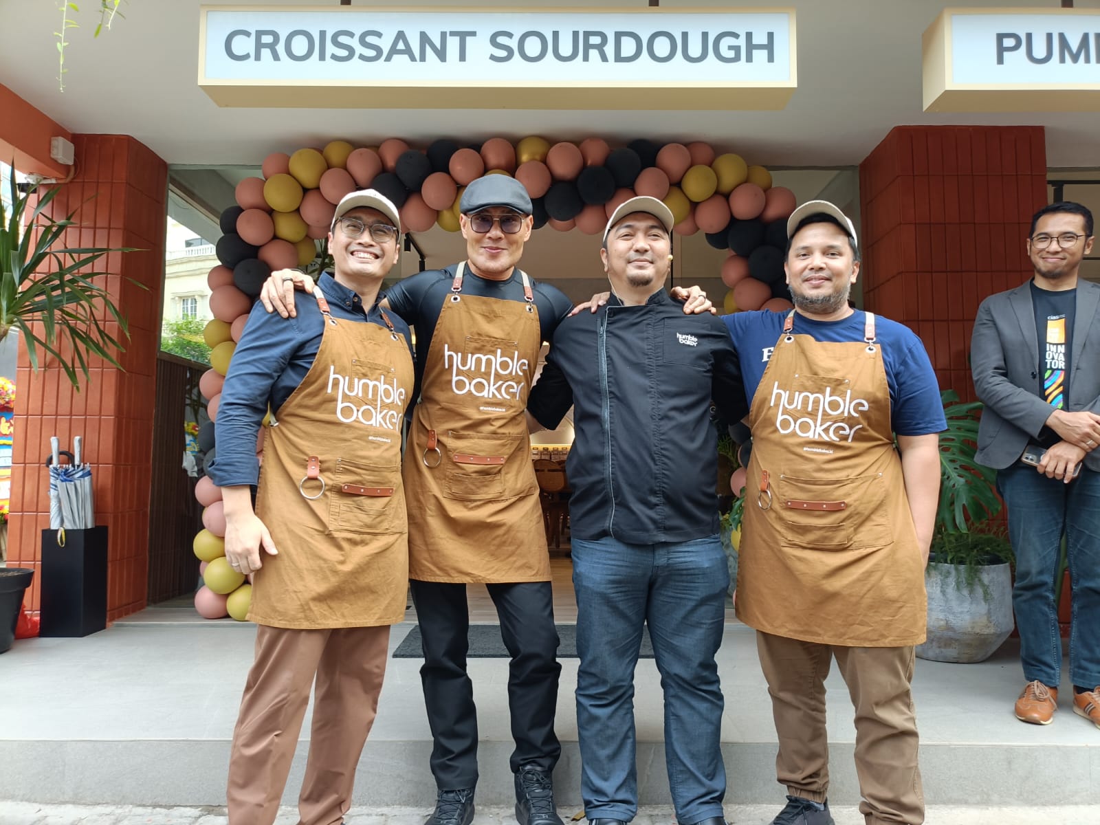 Deddy Corbuzier bersama Dr Idrawan Nugroho Buka Gerai Roti, Humble Baker – Cakraline